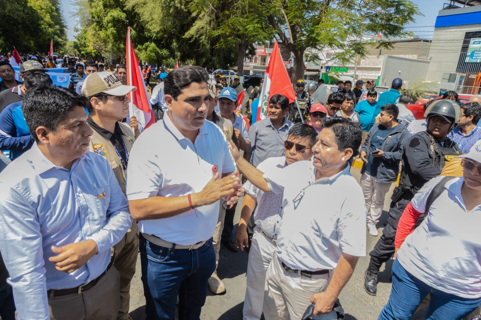 Gobernador Luis Neyra: “Incursión ilegal de buques depredadores es una ... Gobernador Luis Neyra: “Incursión ilegal de buques depredadores es una ...